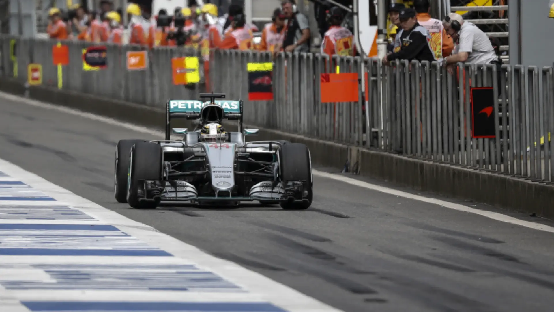 Lewis Hamilton, obligado a remontar en China