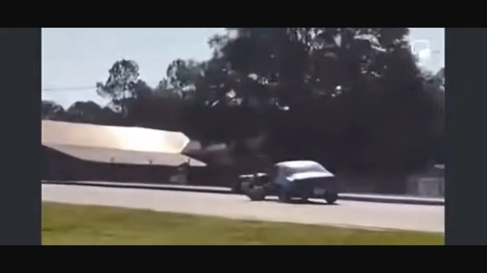 VÍDEO: el tonto del día, sale derrapando y se cae de su propio coche