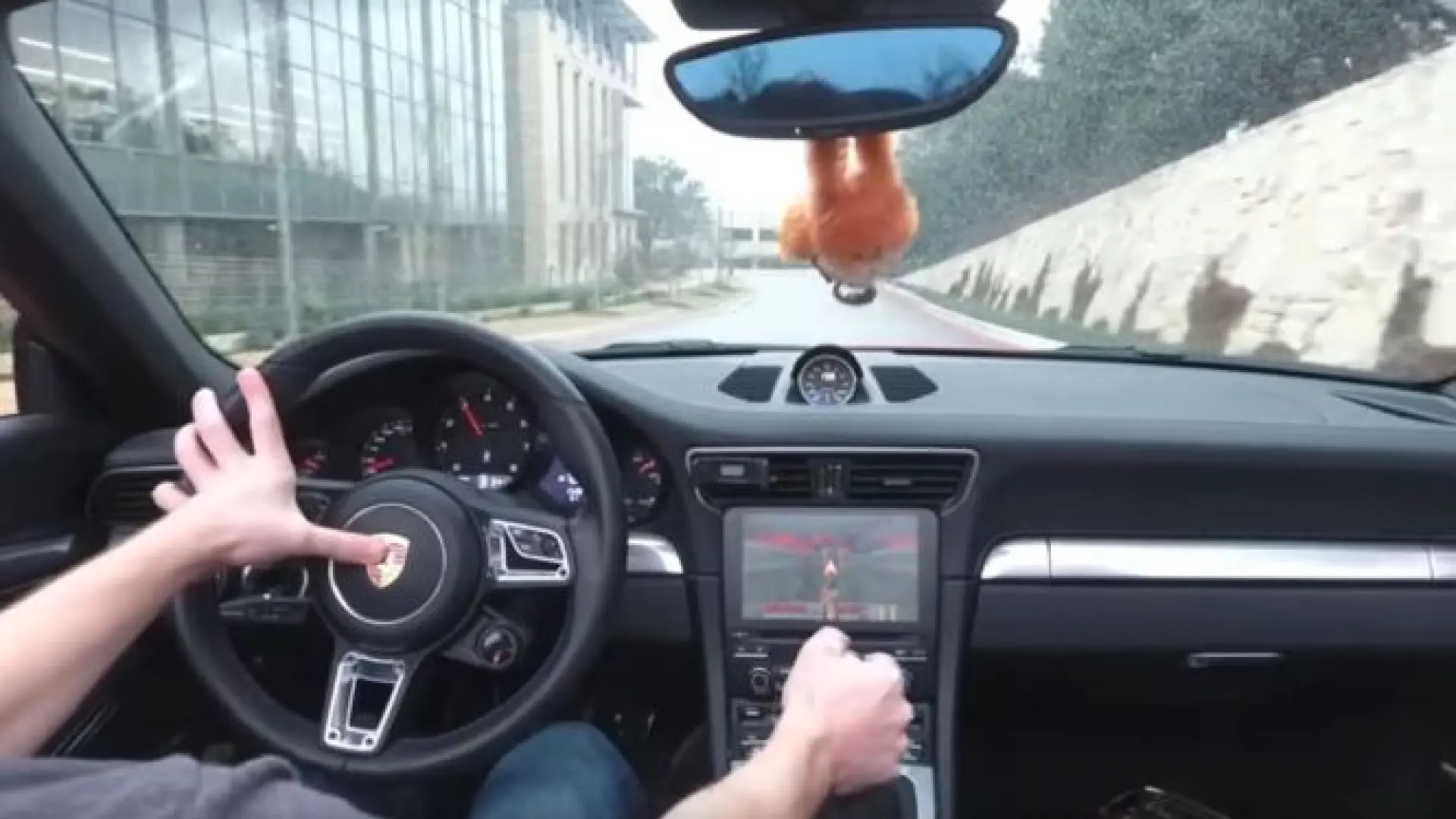 Vídeo: cómo jugar al ‘Doom’ con un Porsche 911
