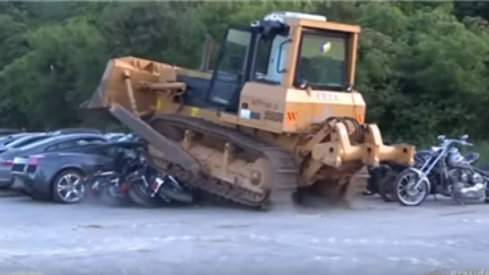 VÍDEO: El Gobierno de Filipinas destroza con una apisonadora coches ...