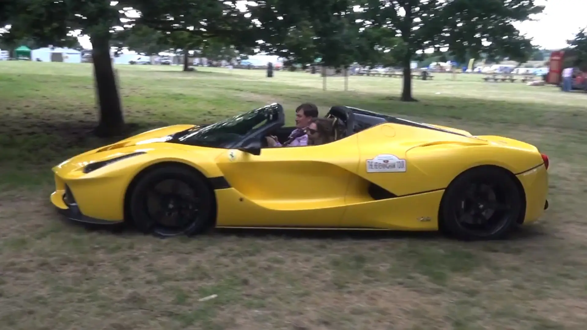 Un Ferrari LaFerrari Aperta de 963 CV derrapando sobre césped