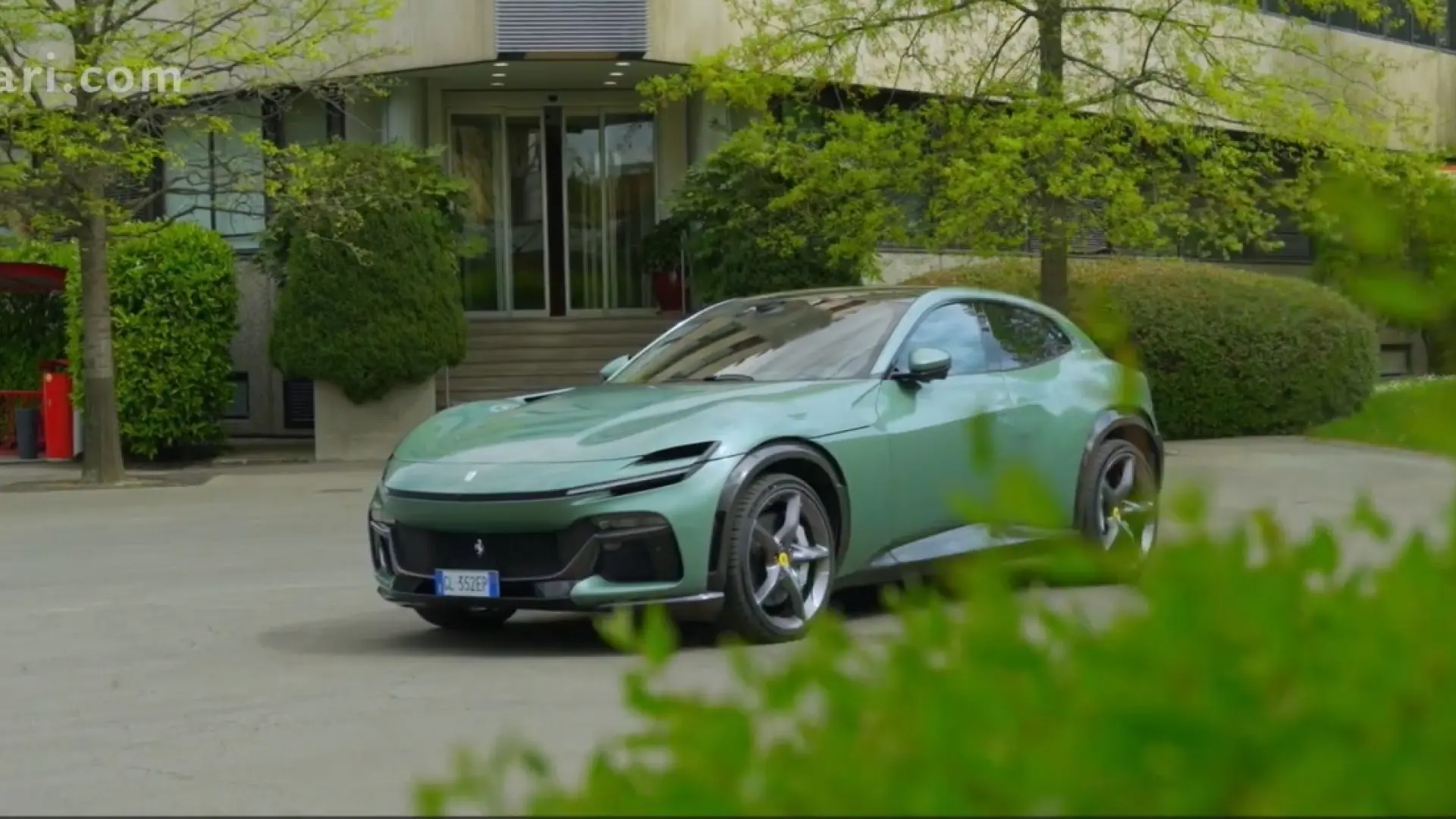 VÍDEO: Te va a encantar este Ferrari Purosangue en Verde Dora