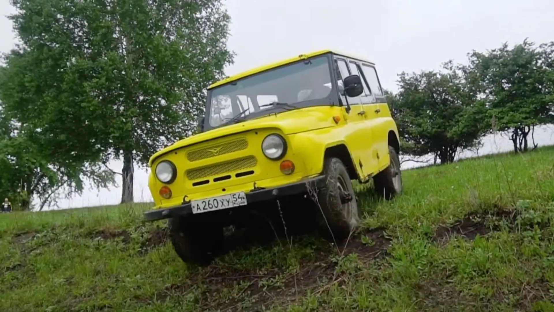 El Hummer H2 se enfrenta al ruso UAZ 469 en un bosque embarrado