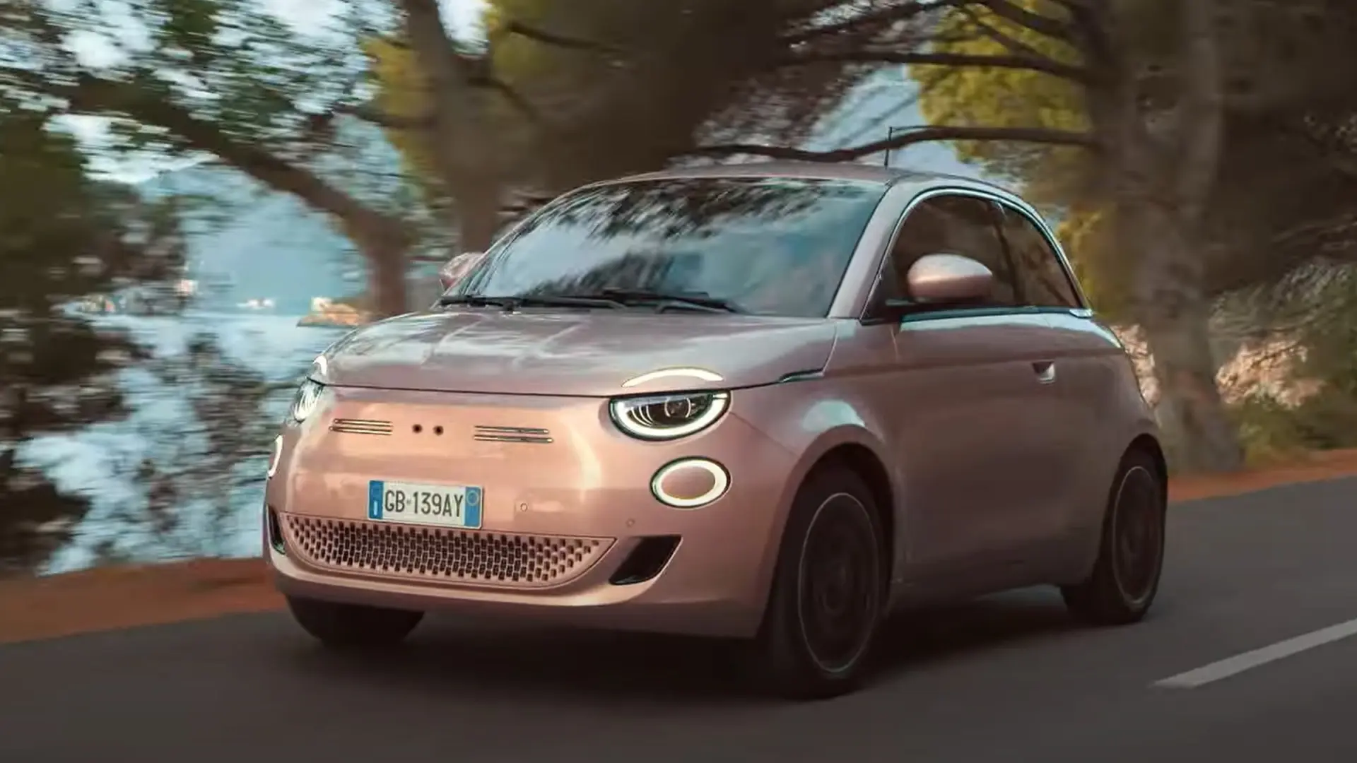 Fiat le ha quitado su logo al 500 en su último anuncio y podría ser una ...