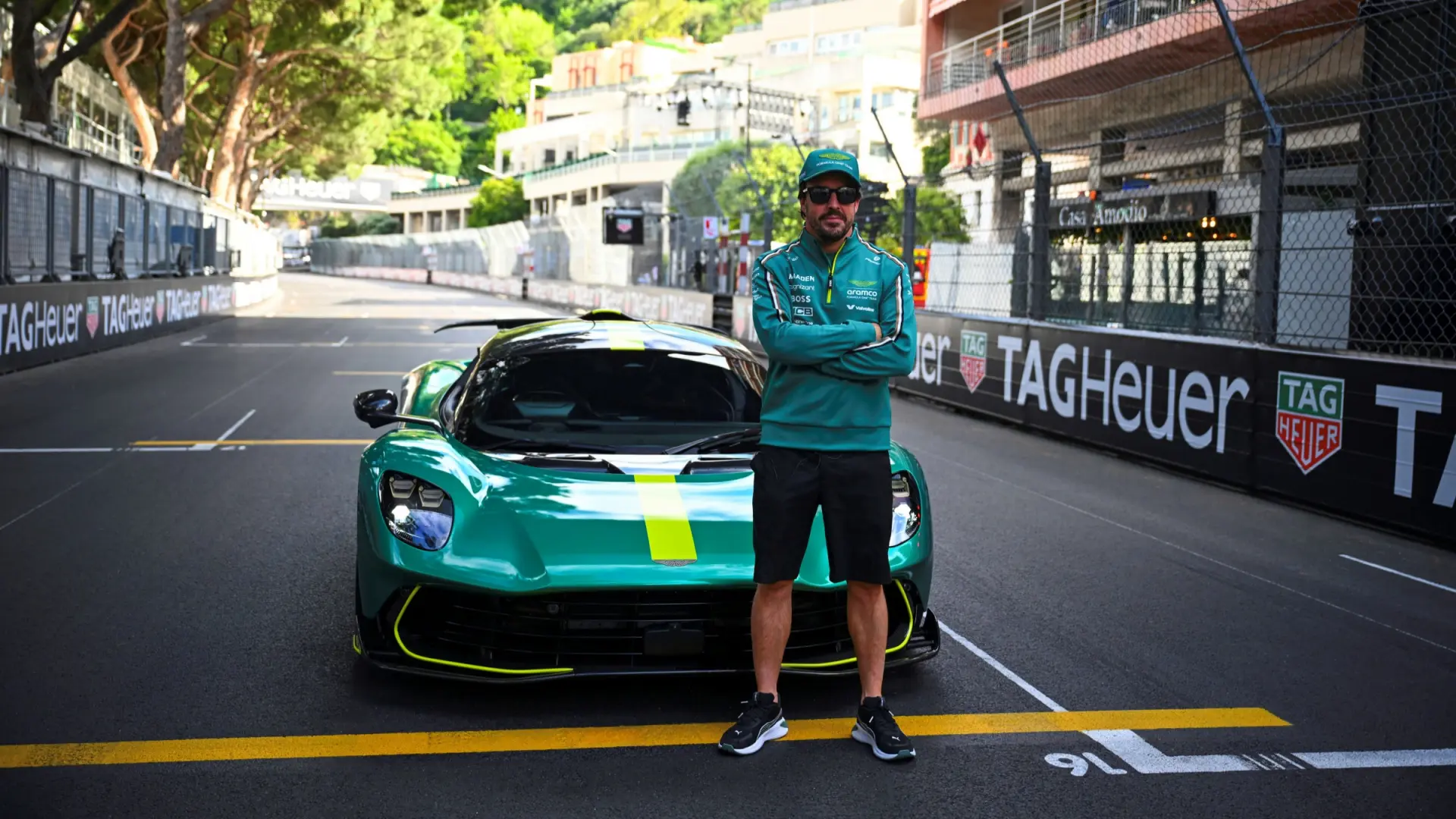 Fernando Alonso pilota el Aston Martin Valhalla por las calles de ...