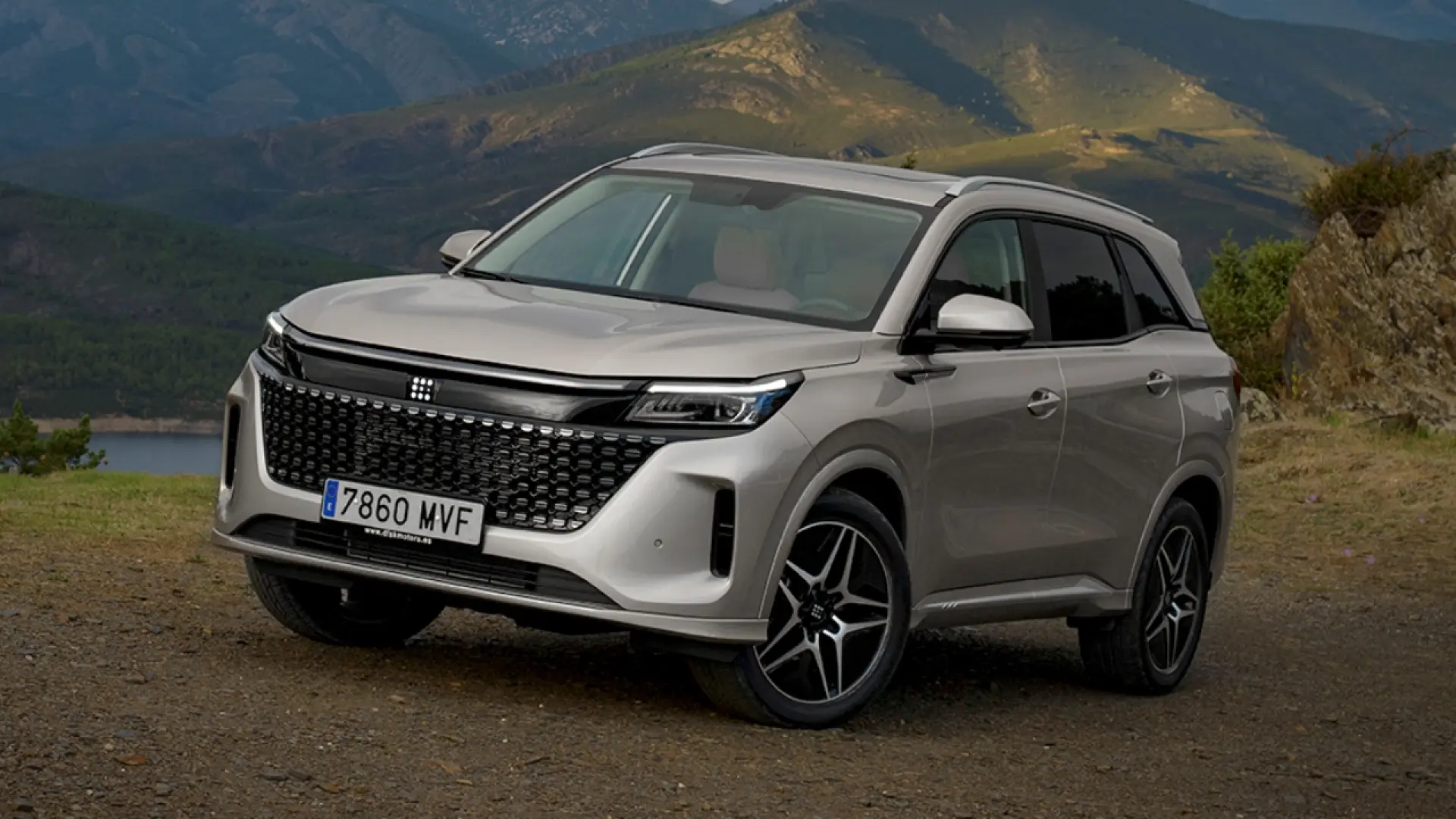 Si buscas un SUV híbrido enchufable con siete plazas, aquí tienes uno ...