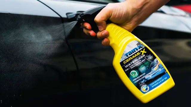 Este spray hará que tu coche repela el agua y quede impecable tras una ...