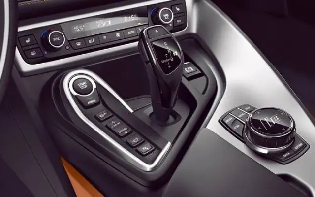 Cuál comprar: BMW i8 o Porsche 911