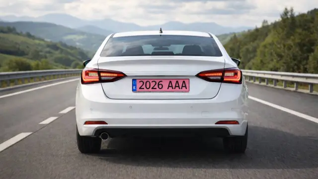 Si te encuentras un coche con matrícula rosa por las carreteras ...